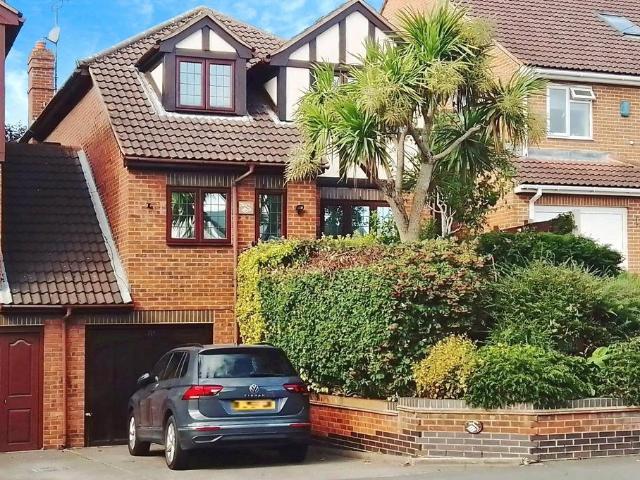 4 bedroom link detached house for sale