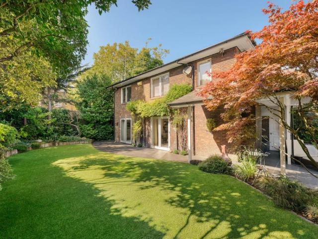 4 bedroom link detached house for sale