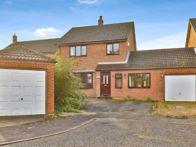 4 bedroom link detached house for sale