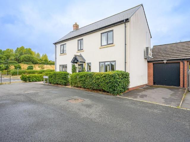 4 bedroom link detached house for sale