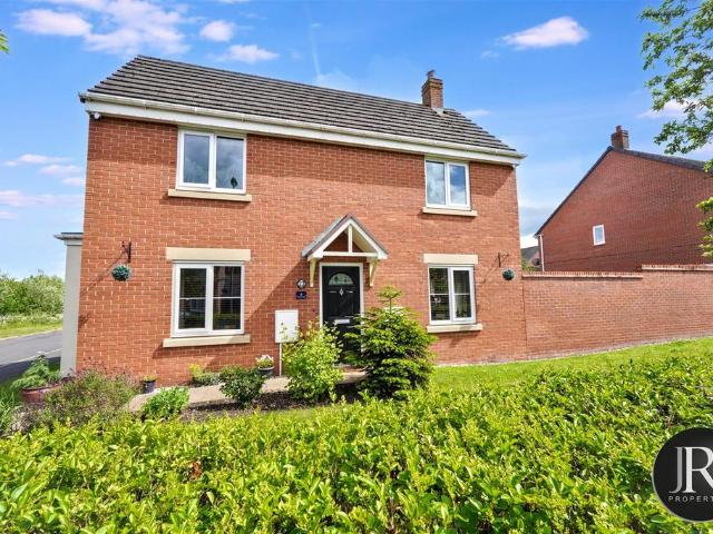 4 bedroom link detached house for sale