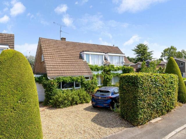 4 bedroom link detached house for sale