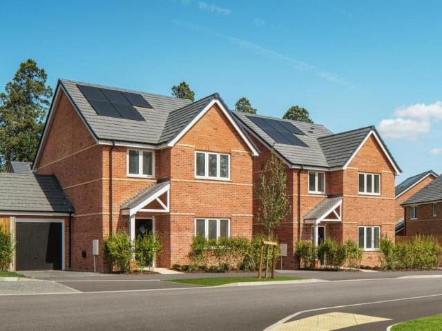 4 bedroom link detached house for sale