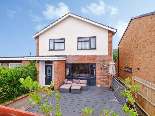 4 bedroom link detached house for sale