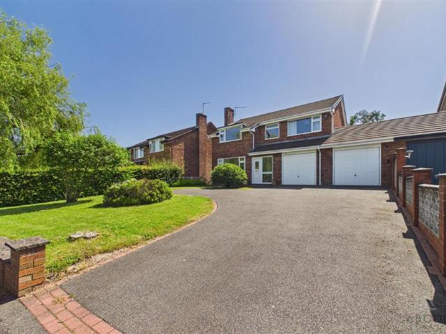 4 bedroom link detached house for sale