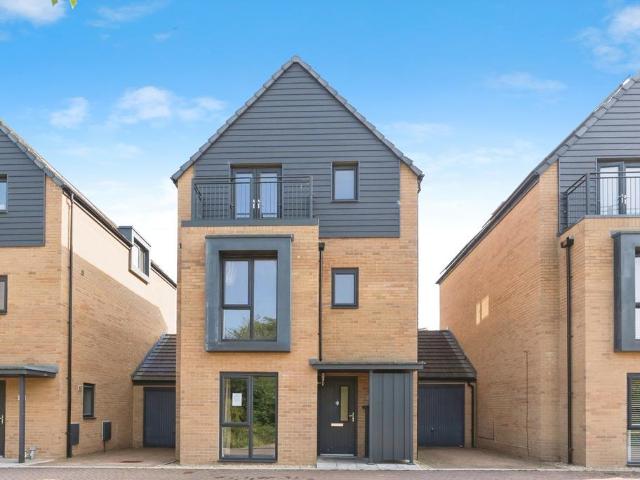 4 bedroom link detached house for sale