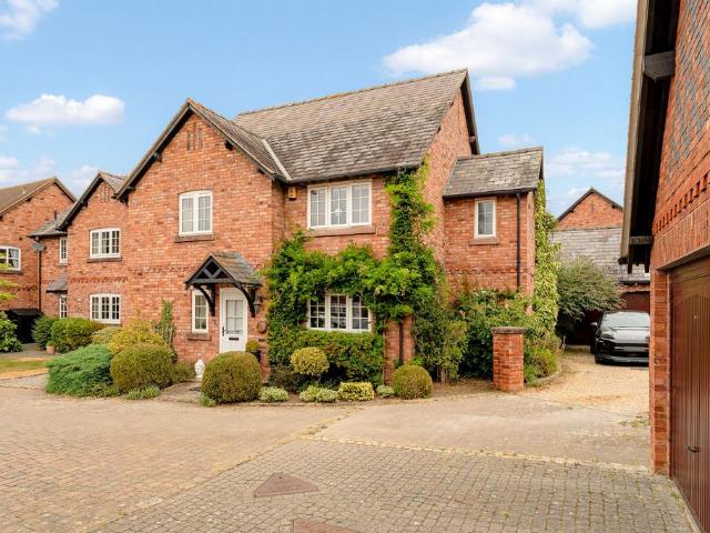 4 bedroom link detached house for sale