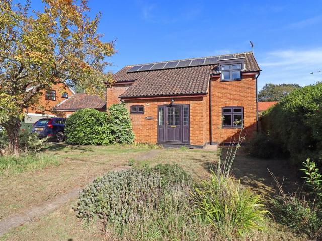 4 bedroom link detached house for sale