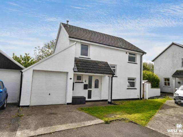 4 bedroom link detached house for sale