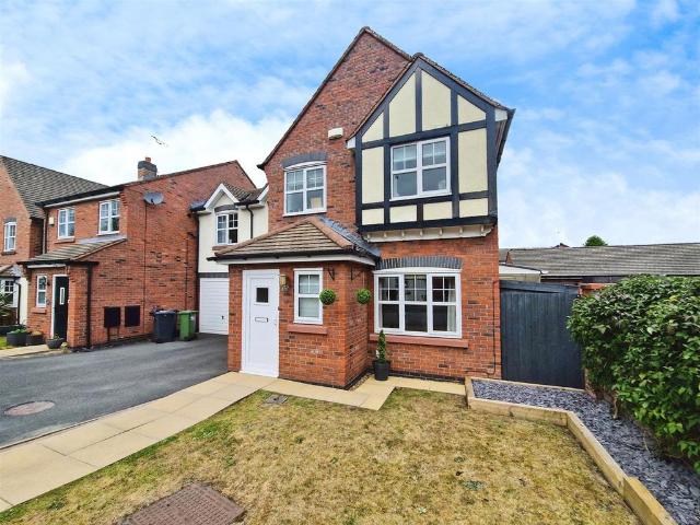 4 bedroom link detached house for sale