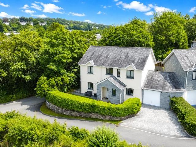 4 bedroom link detached house for sale