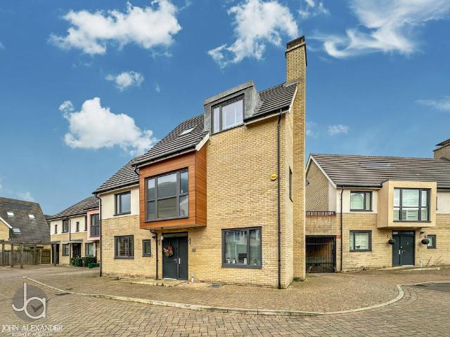 4 bedroom link detached house for sale