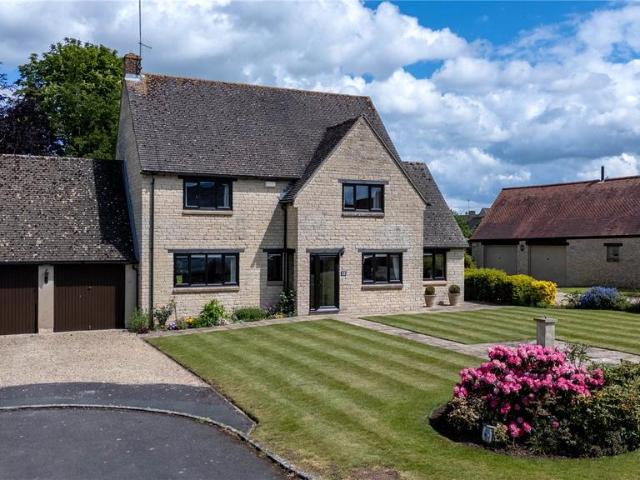 4 bedroom link detached house for sale