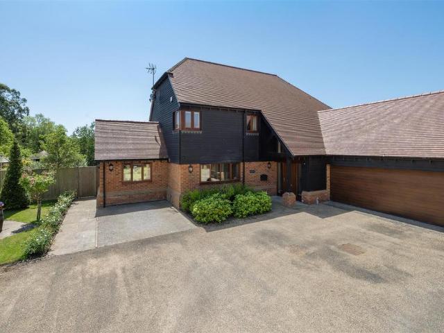 4 bedroom link detached house for sale