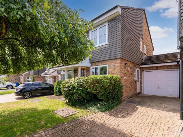 4 bedroom link detached house for sale