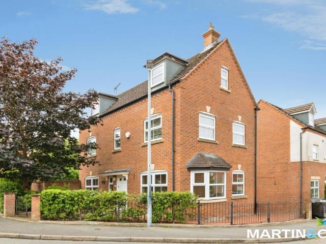 4 bedroom link detached house for sale