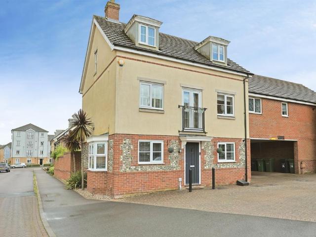 4 bedroom link detached house for sale