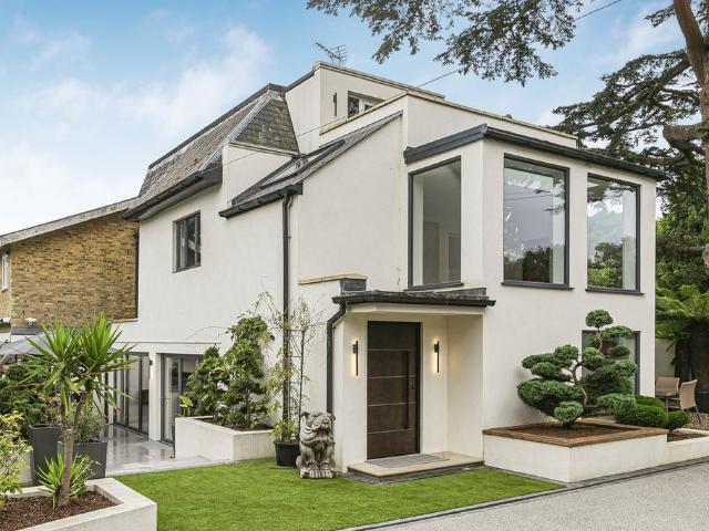 4 bedroom link detached house for sale