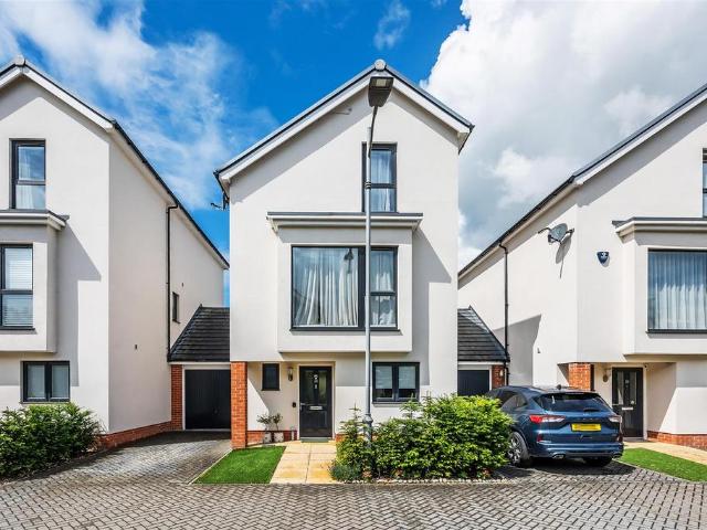 4 bedroom link detached house for sale