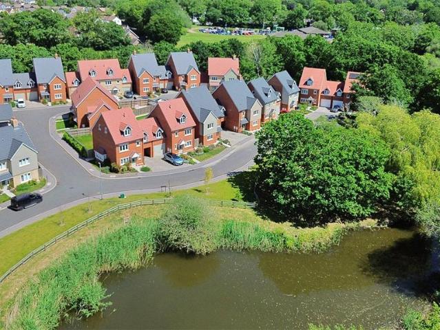 4 bedroom link detached house for sale