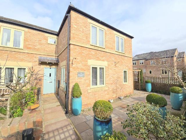 4 bedroom link detached house for sale