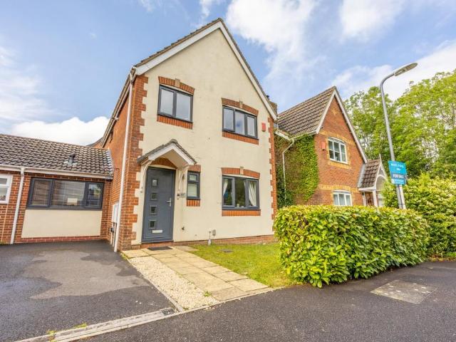 4 bedroom link detached house for sale