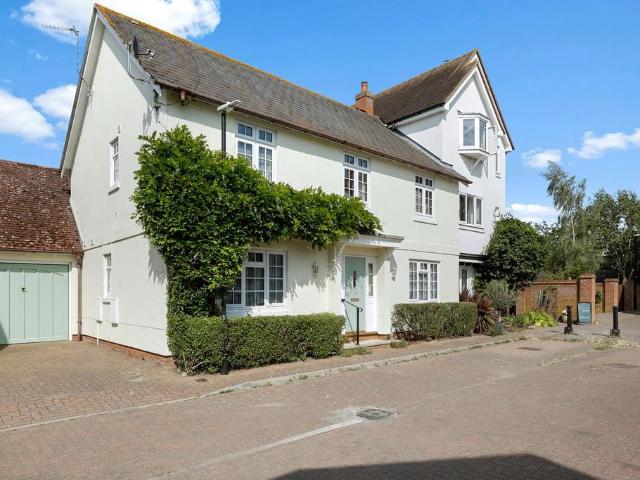 4 bedroom link detached house for sale
