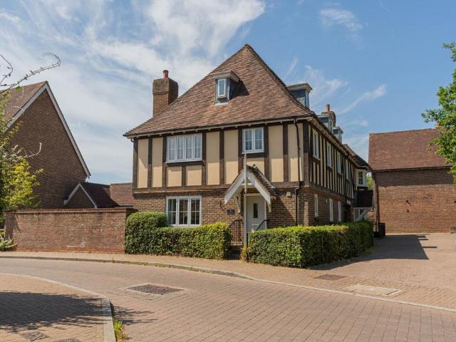 4 bedroom link detached house for sale
