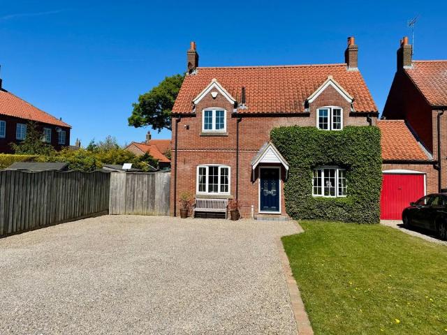4 bedroom link detached house for sale