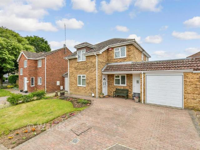 4 bedroom link detached house for sale