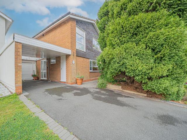 4 bedroom link detached house for sale