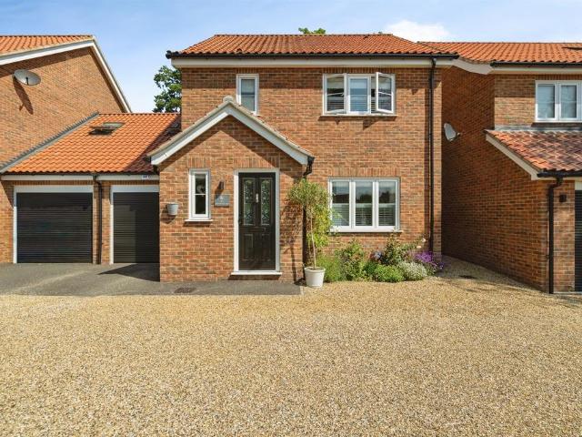 4 bedroom link detached house for sale