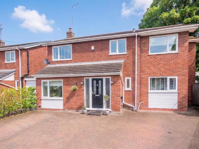 4 bedroom link detached house for sale