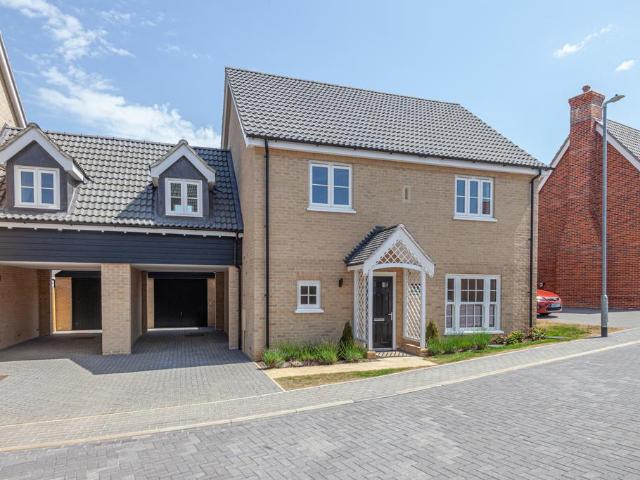 4 bedroom link detached house for sale