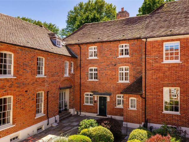 4 bedroom link detached house for sale