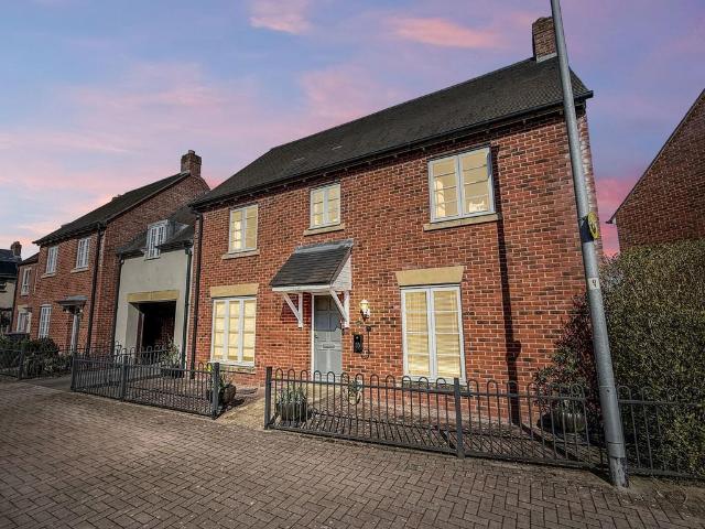4 bedroom link detached house for sale