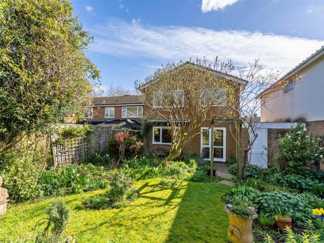 4 bedroom link detached house for sale