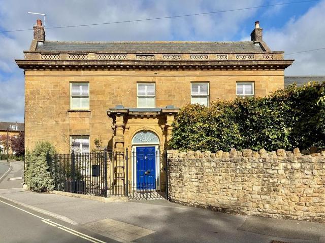 4 bedroom link detached house for sale