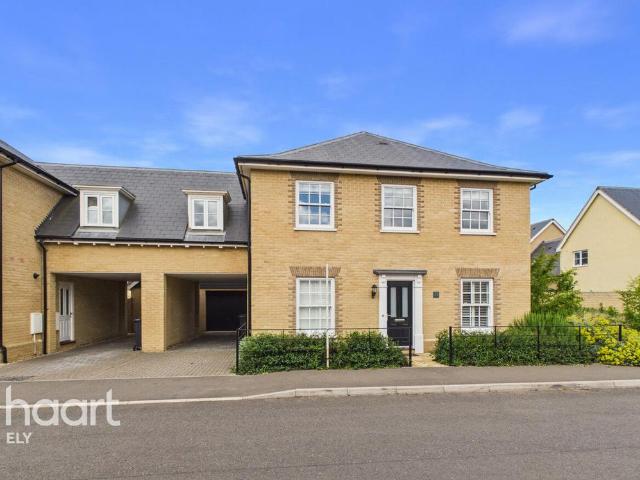 4 bedroom link detached house for sale
