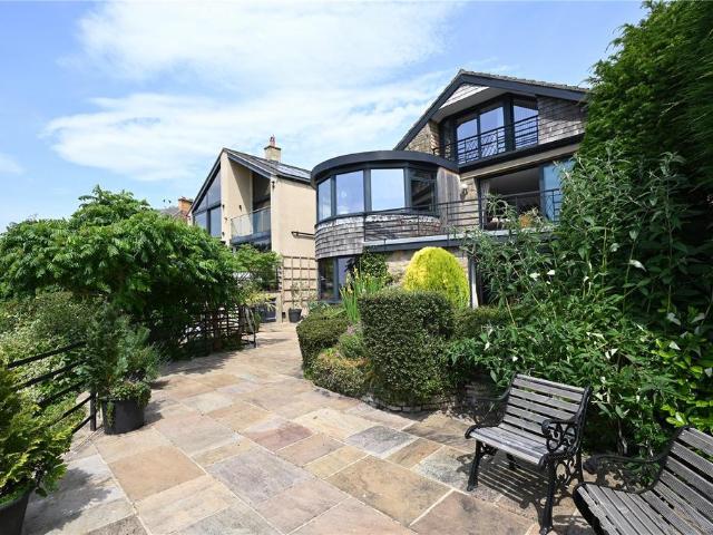 4 bedroom link detached house for sale