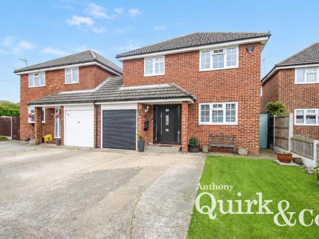 4 bedroom link detached house for sale