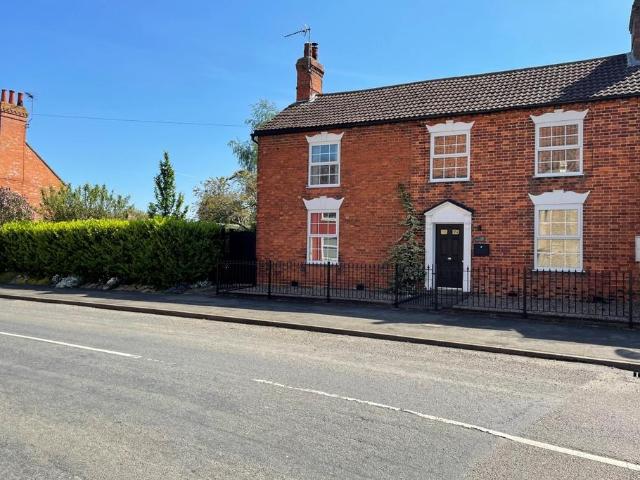 4 bedroom link detached house for sale
