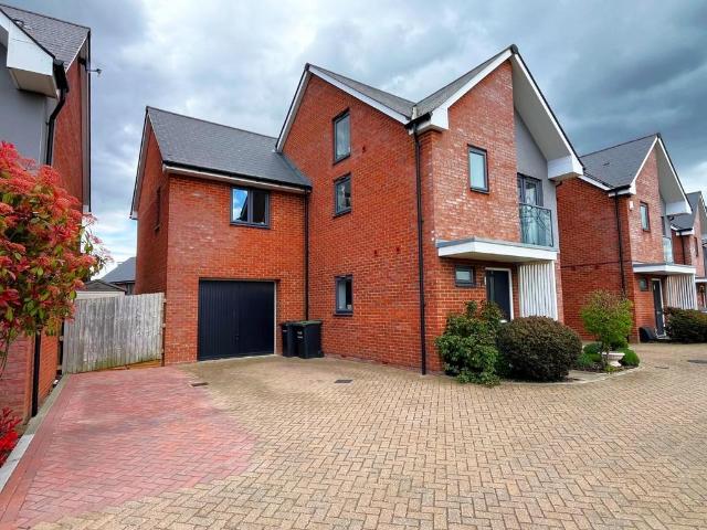 4 bedroom link detached house for sale
