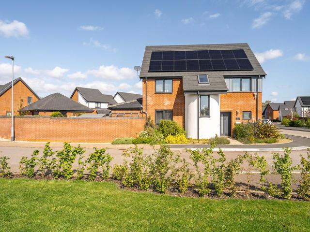 4 bedroom link detached house for sale