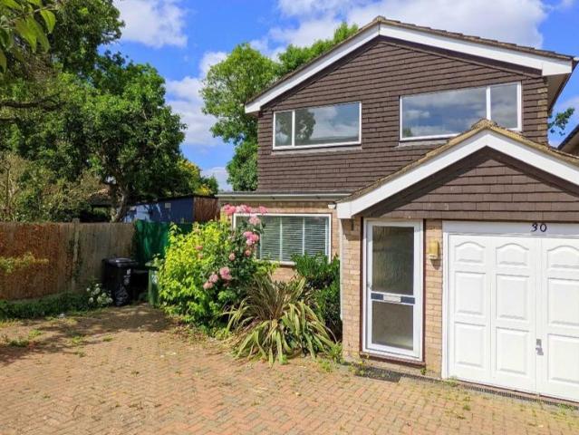 4 bedroom link detached house for sale