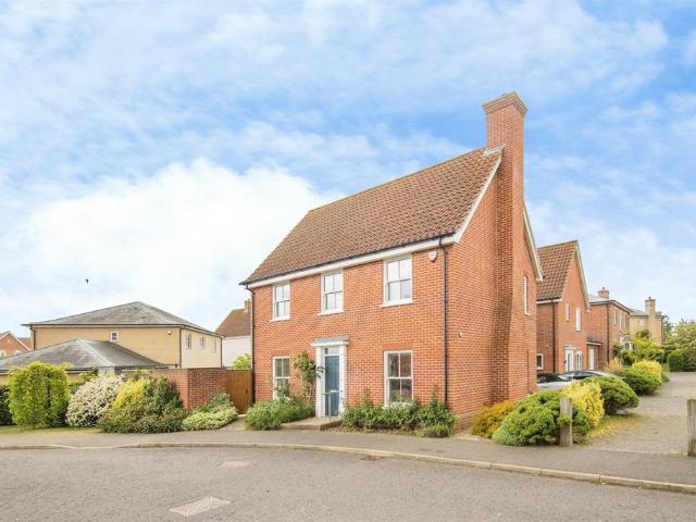 4 bedroom link detached house for sale