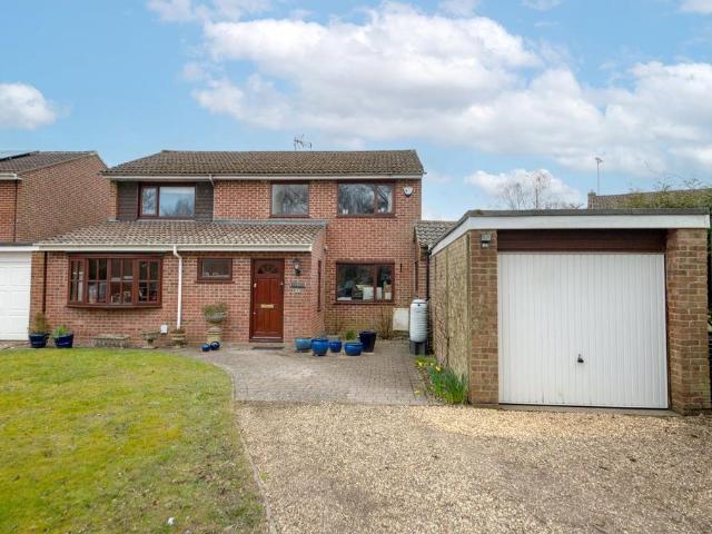 4 bedroom link detached house for sale