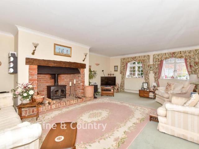 4 bedroom link detached house for sale