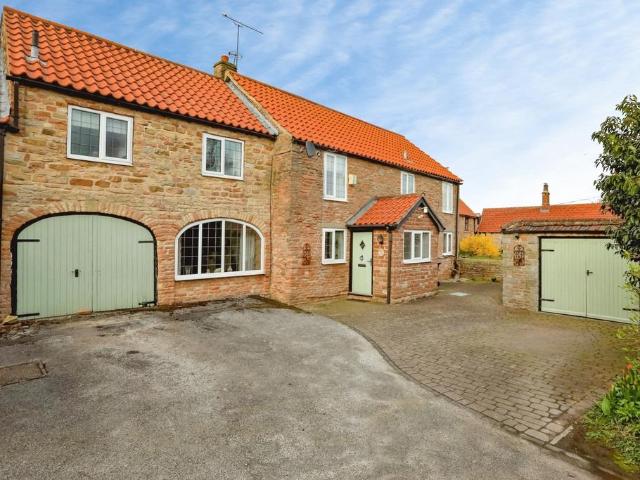 4 bedroom link detached house for sale