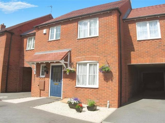 4 bedroom link detached house for sale